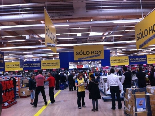 Colas en la apertura del outlet Carrefour en Málaga, en el Rosaleda ...
